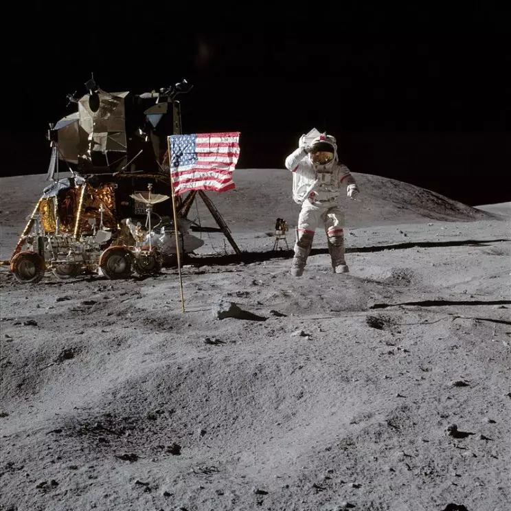 Duban Kusa da Apollo Moon Landings