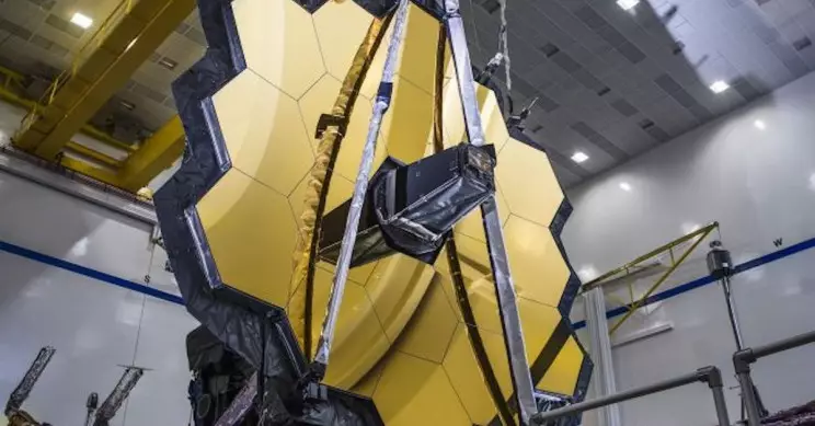 Nametraka ny fitaratry ny Teleskaopy Space James Webb goavambe ny NASA voalohany