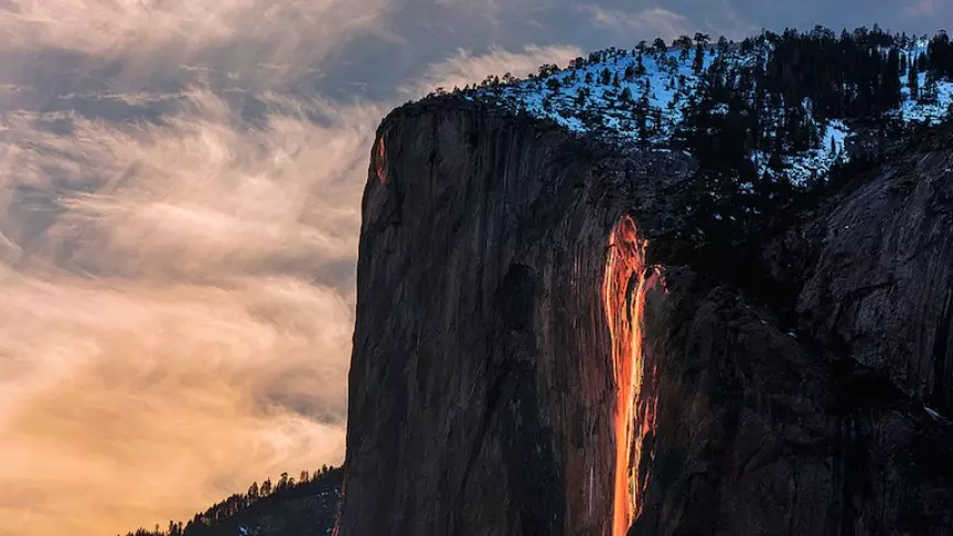 ទឹកធ្លាក់ Horsetail Firefall នៃ Yosemite បញ្ចេញពន្លឺដូច Lava