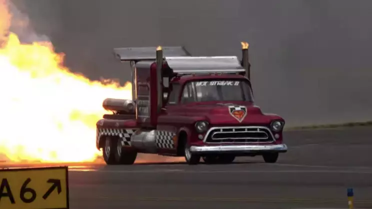 La camioneta Chevy de 25,000 caballos de fuerza es la camioneta más rápida del mundo