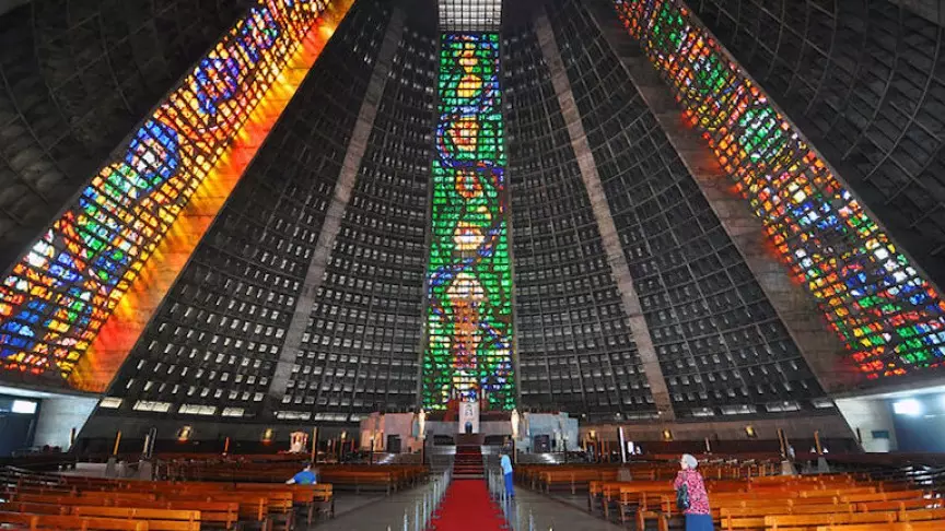 Cathédrale conique de Rio de Janeiro basée sur les pyramides mayas