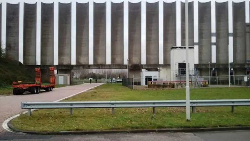 Le mur de vent permet aux grands navires de naviguer dans un canal étroit