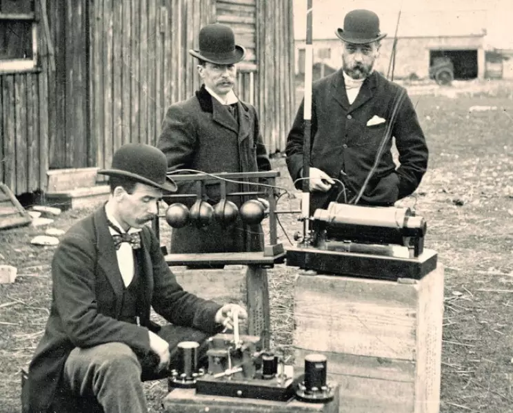 Gli ingegneri delle poste britanniche ispezionano le apparecchiature radio di Marconi nel 1897