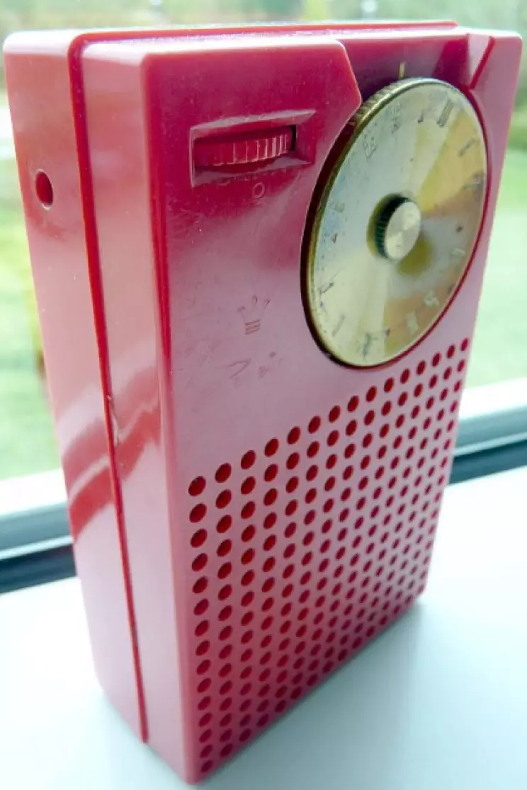 第一台晶体管收音机