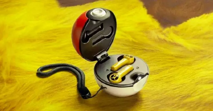Razer представила навушники Pikachu, які заряджаються в покеболі