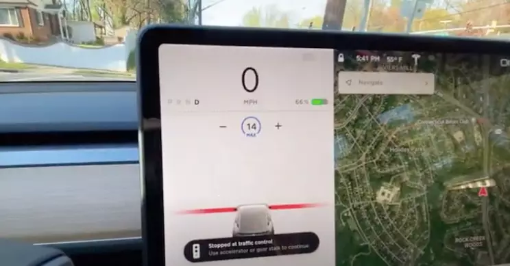 Primer vistazo al control de semáforos y señales de alto con piloto automático de Tesla