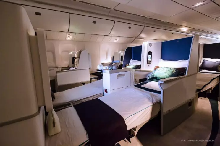 În interiorul avionului de lux Boeing 777 care acum zboară marfă COVID-19 în loc de pasageri VIP