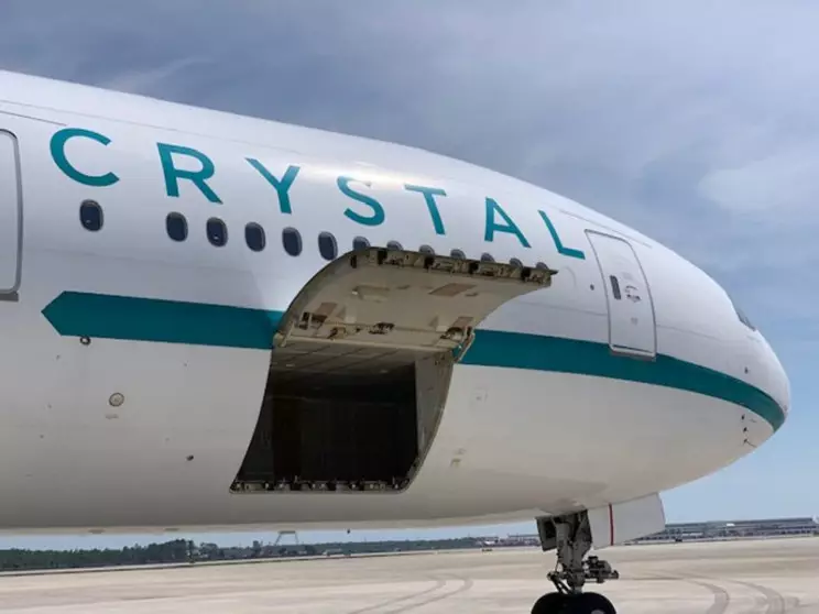 În interiorul avionului de lux Boeing 777 care acum zboară marfă COVID-19 în loc de pasageri VIP