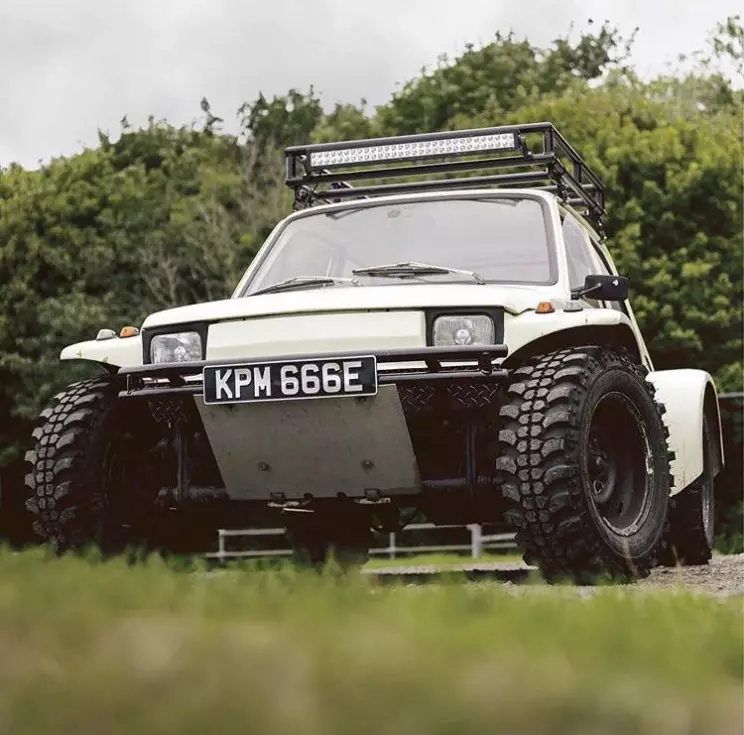 23 Gefierer moddéiert fir ze kucken wéi Mad Max-Styl Battle Cars