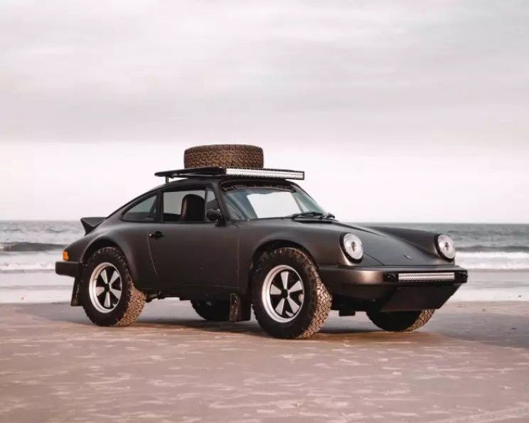 23 Gefierer moddéiert fir ze kucken wéi Mad Max-Styl Battle Cars