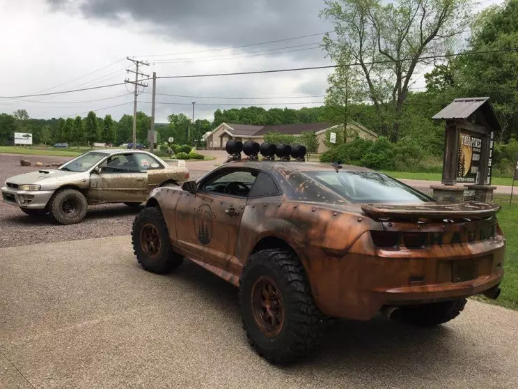 23 Gefierer moddéiert fir ze kucken wéi Mad Max-Styl Battle Cars