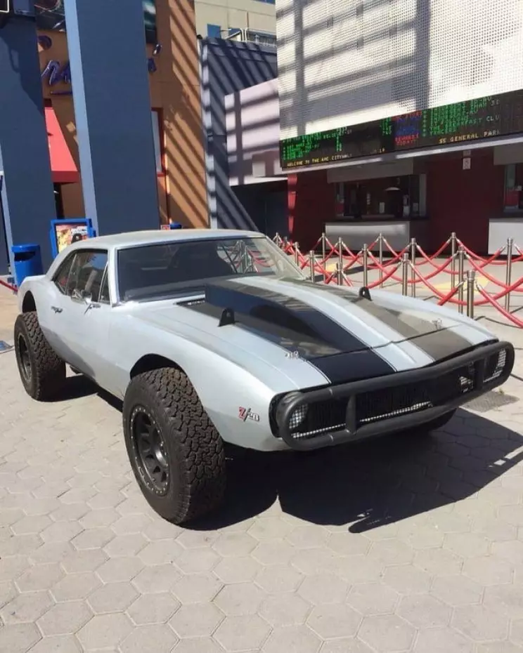 23 Gefierer moddéiert fir ze kucken wéi Mad Max-Styl Battle Cars