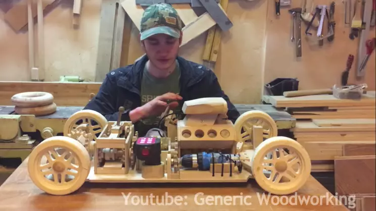 นักเรียนมัธยมปลายสร้างโมเดลรถไม้ที่ใช้งานได้อย่างเต็มที่ใน 300 ชั่วโมงสำหรับโครงการฟิสิกส์