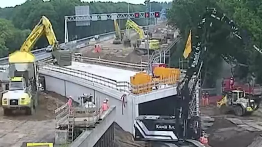 Tunnel boud ûnder in snelwei yn 2 dagen