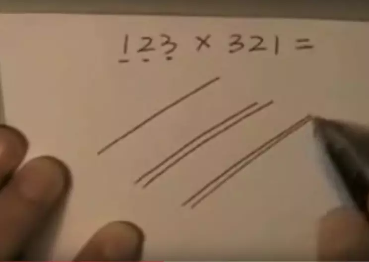 Japanische Kinder lernen zu multiplizieren, indem sie den Zeilenzähltrick anwenden