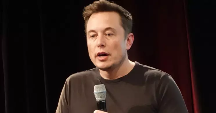 Elon Musk, CEO d'SpaceX, diu "Avança" a la pregunta sobre COVID-19 del periodista