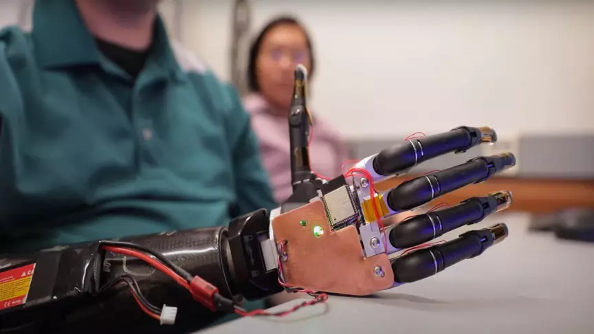 Wittenskippers ûntwikkelje real-life geast kontrolearbere robotyske hân mei AI