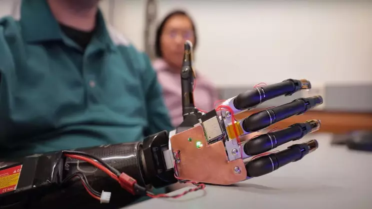 科學家們使用人工智能開發了現實生活中的精神可控機器人手