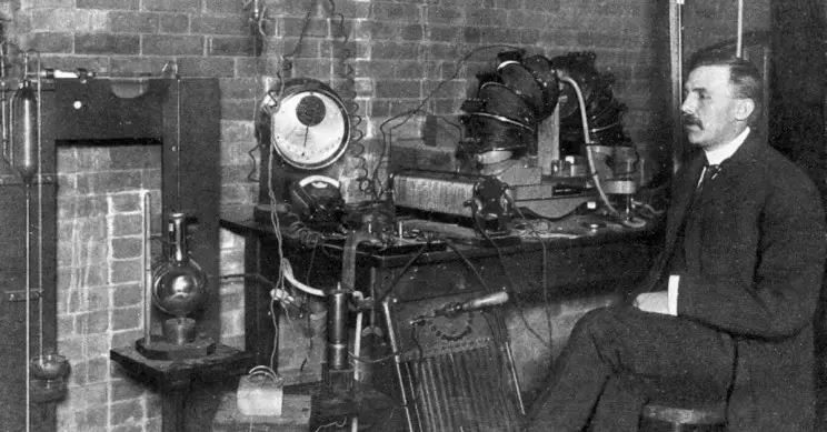 9 Rastiyên ku li ser Ernest Rutherford dizanin