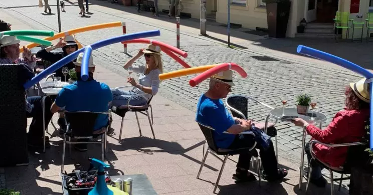 Ang Mga Pool Noodle Hat ay Bagong Paraan para Ipatupad ang Physical Distancing sa Germany