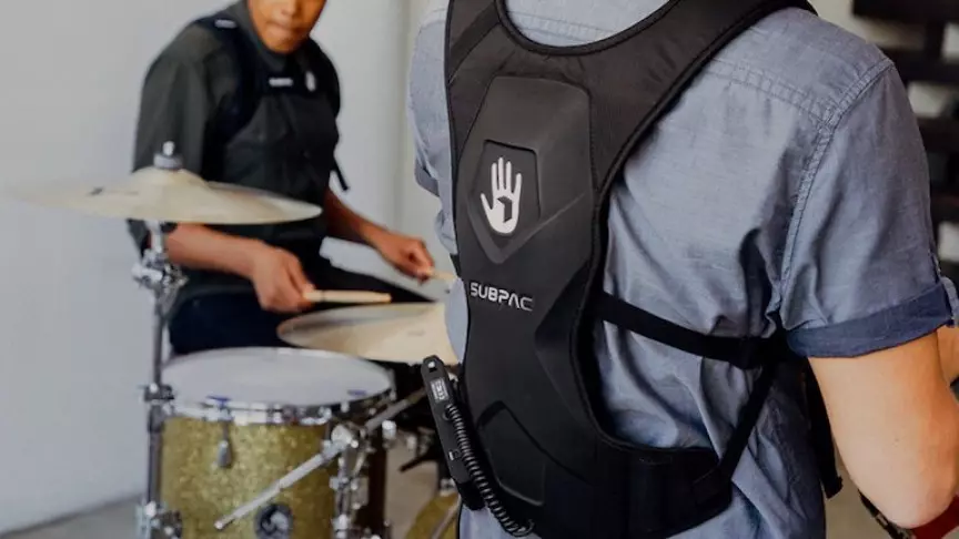 I-Body Armor Backpack ikuvumela ukuthi uzizwe i-Bass Emculweni Wakho