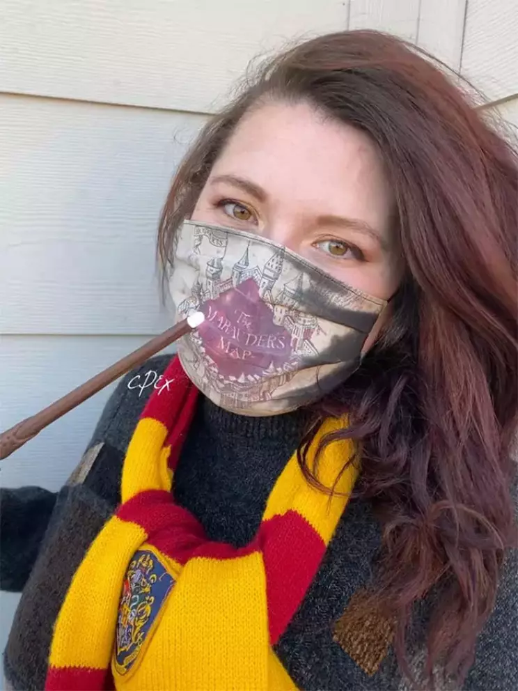 Esta máscara 'mágica' de Harry Potter revela el mapa del merodeador cuando respiras
