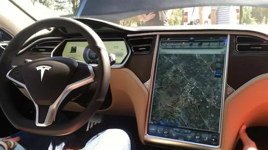 Awtopilot heläkçiliginiň ölümi Tesla derňewine sebäp boldy