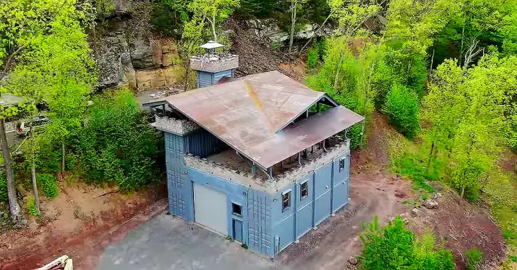 Guy baut ein modernes Schloss aus Schiffscontainern