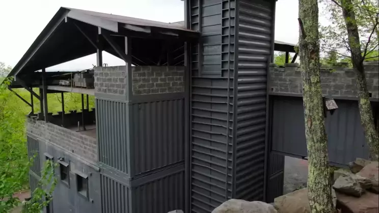 Guy baut ein modernes Schloss aus Schiffscontainern