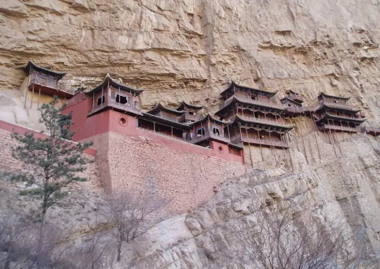 Monasterio colgante de China se cierne al borde de un acantilado