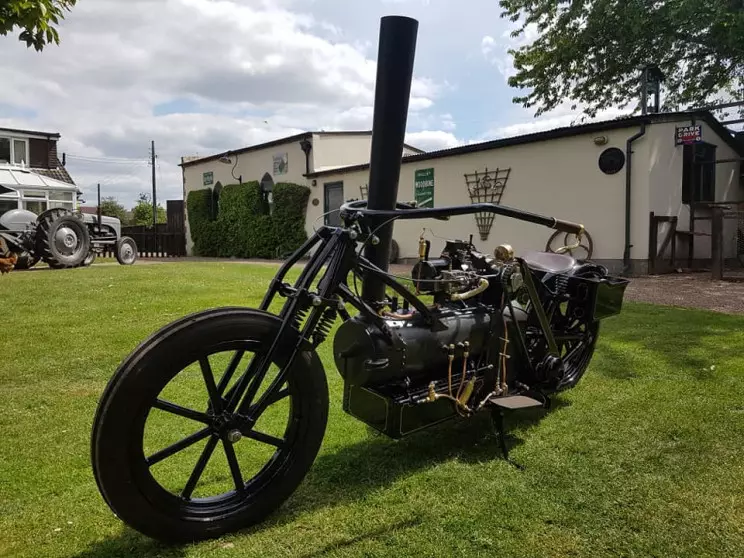 Această motocicletă cu abur pe cărbune construită de tehnician este un vis steampunk