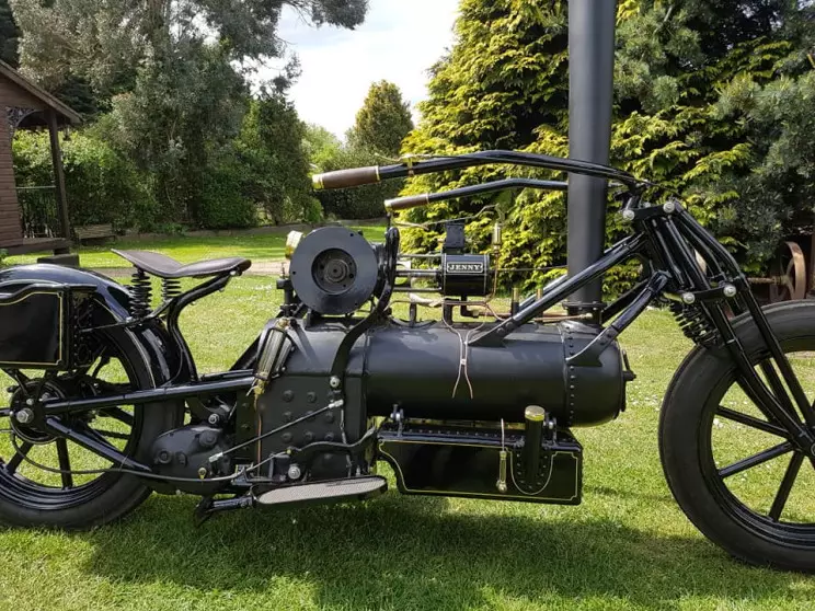 Aquesta moto de vapor de carbó construïda per un tècnic és un somni steampunk
