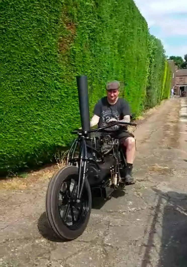 Tehniki tarapyndan gurlan bu kömür bilen işleýän bug motosikli, gaty düýş