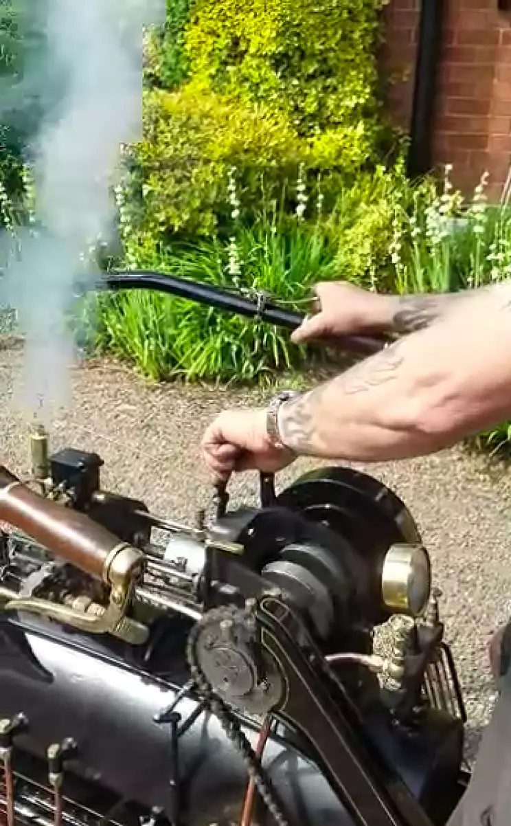 Aquesta moto de vapor de carbó construïda per un tècnic és un somni steampunk
