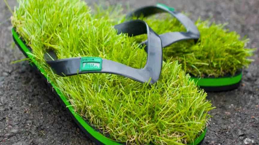 Flip-flops de iarbă artificială sunt acum un lucru