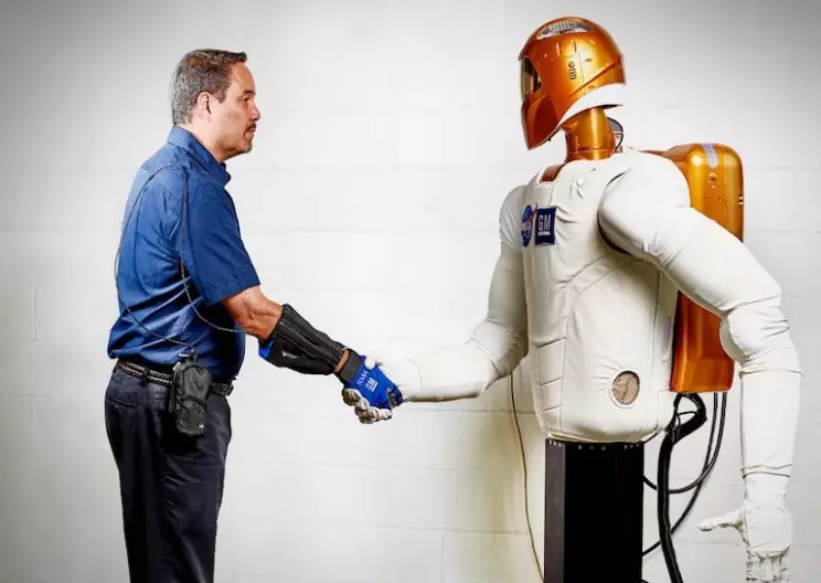 GM adatta il guanto robotico della NASA per aiutare i lavoratori delle fabbriche