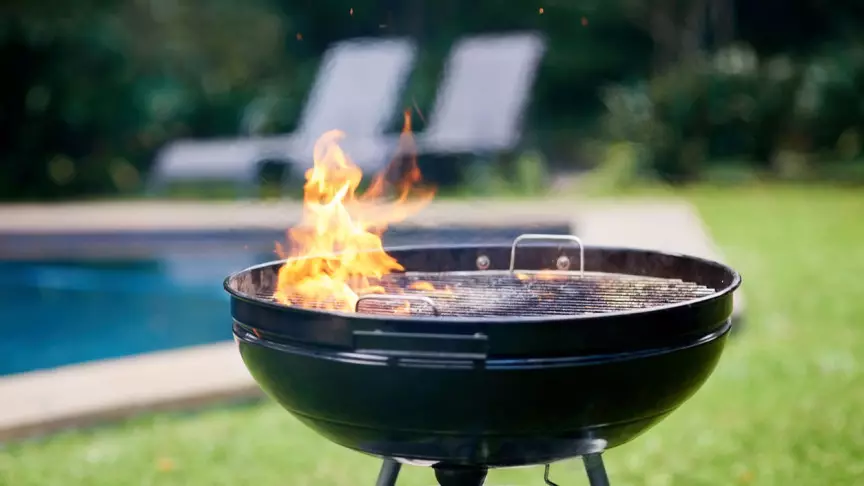 Hvernig á að búa til grill úr gamalli dekkjafelgu