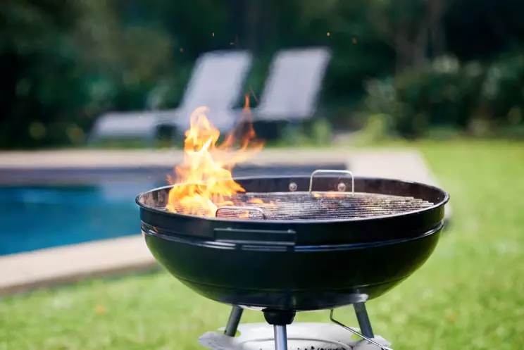 Hvordan lage en grill fra en gammel dekkfelg