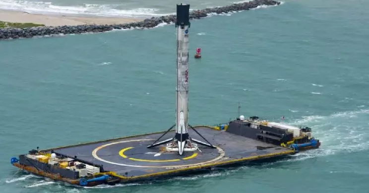 သမိုင်းဝင် Demo-2 Mission မှ SpaceX Rocket သည် Terra Firma သို့ ပြန်သွားသည်