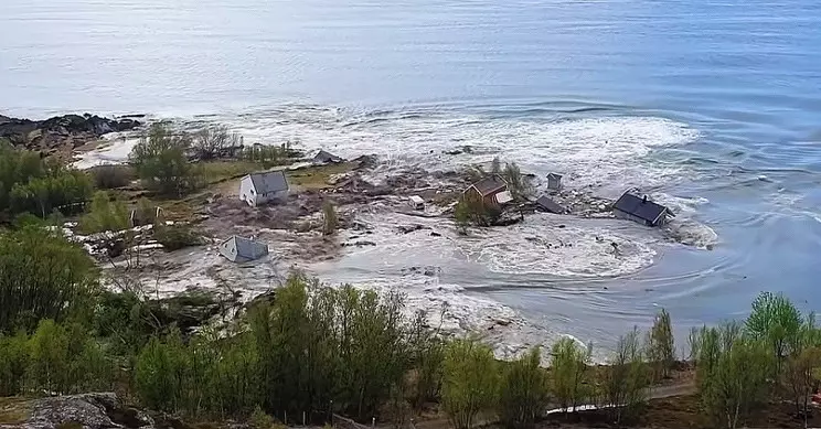 Rakaman Menunjukkan Tanah Runtuh Besar Memusnahkan 8 Rumah di Norway