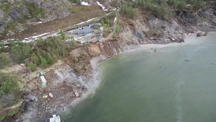 Rakaman Menunjukkan Tanah Runtuh Besar Memusnahkan 8 Rumah di Norway