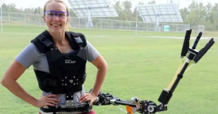 Gumagawa ang mga Roboticist ng Third Arm na Sapat na Magiliw Para Pumitas ng Prutas, Ngunit May Kakayahang Sumutok sa Isang Pader