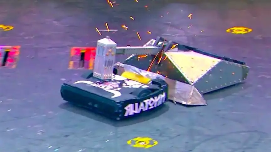 Epopea BattleBots Battle Finiĝas kun Roboto Ekflamanta