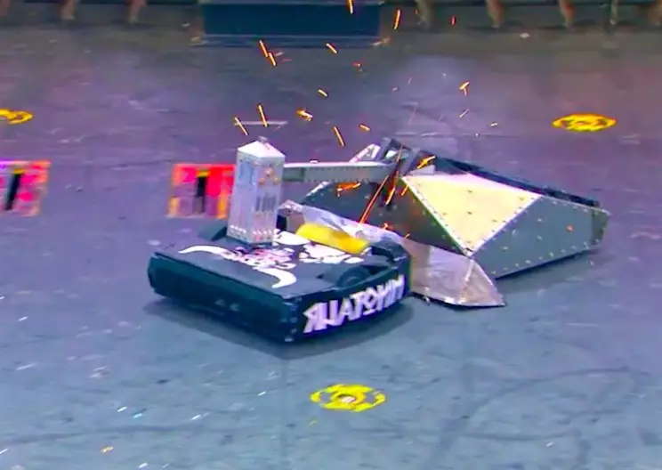 Ang Epiko nga BattleBots Battle Nagtapos sa Robot nga Nagdilaab