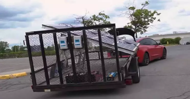 Ang Tag-iya sa Tesla Nag-install og $2,500 nga Solar Trailer aron Ma-charge ang Iyang Salakyanan Samtang Nagdrayb