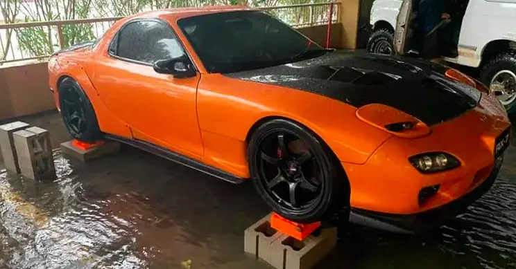 Mississippi Hero rescata el Mazda RX-7 d'un estrany d'una inundació