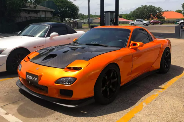 Dike Mississippi napụtara Mazda RX-7 onye ọbịa site na Iju mmiri