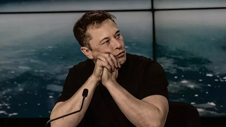 La persona valoro de Elon Musk malpliiĝas je $ 12 miliardoj en unu tago
