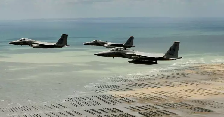 အမေရိကန်လေတပ်မှ F-15 တိုက်လေယာဉ် မြောက်ပင်လယ်ထဲသို့ ပျက်ကျ