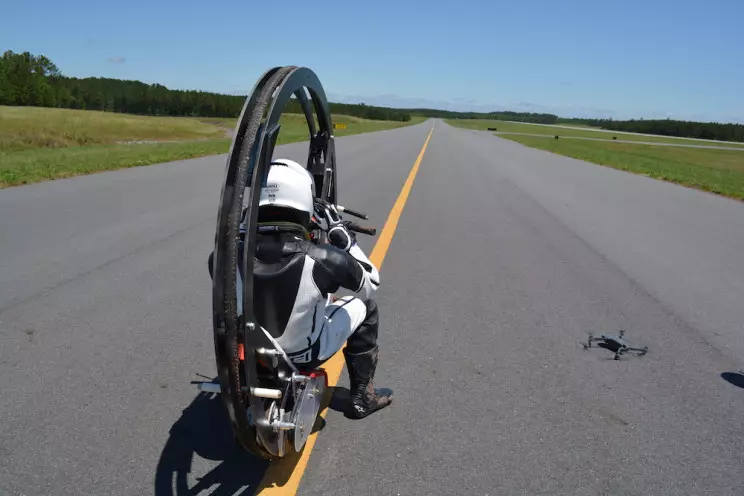 Insinyur Universitas Duke Ngawangun Monowheel Listrik Panggancangna di Dunya